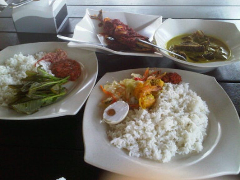 Restoran Melayu Melaka, Tempat Makan Melaka Yang Penuh Dengan View ...